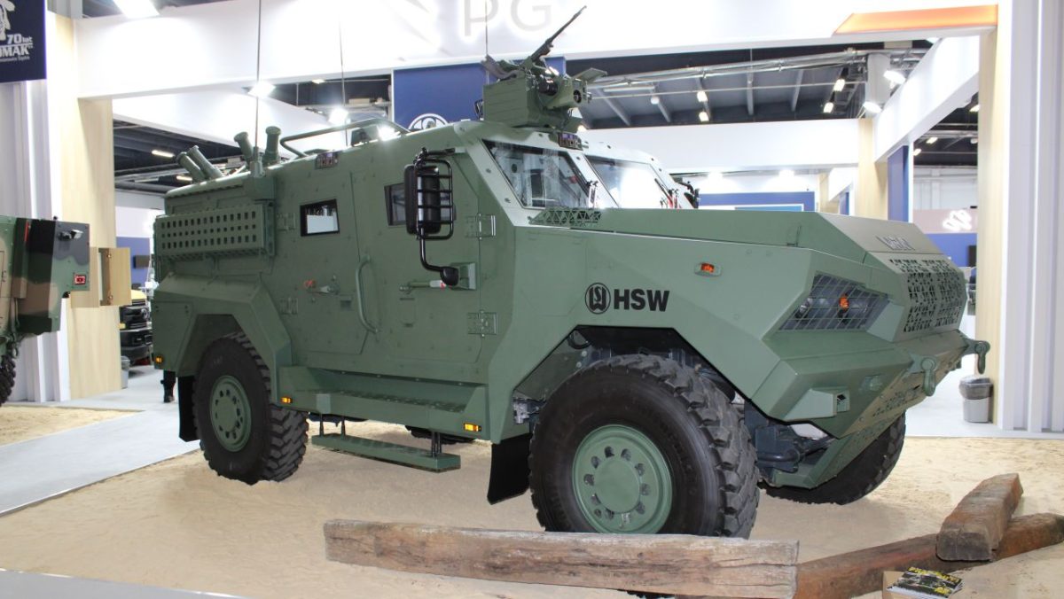 MSPO: Waran - command vehicle for the BMO Ottokar-Brzoza tank ...